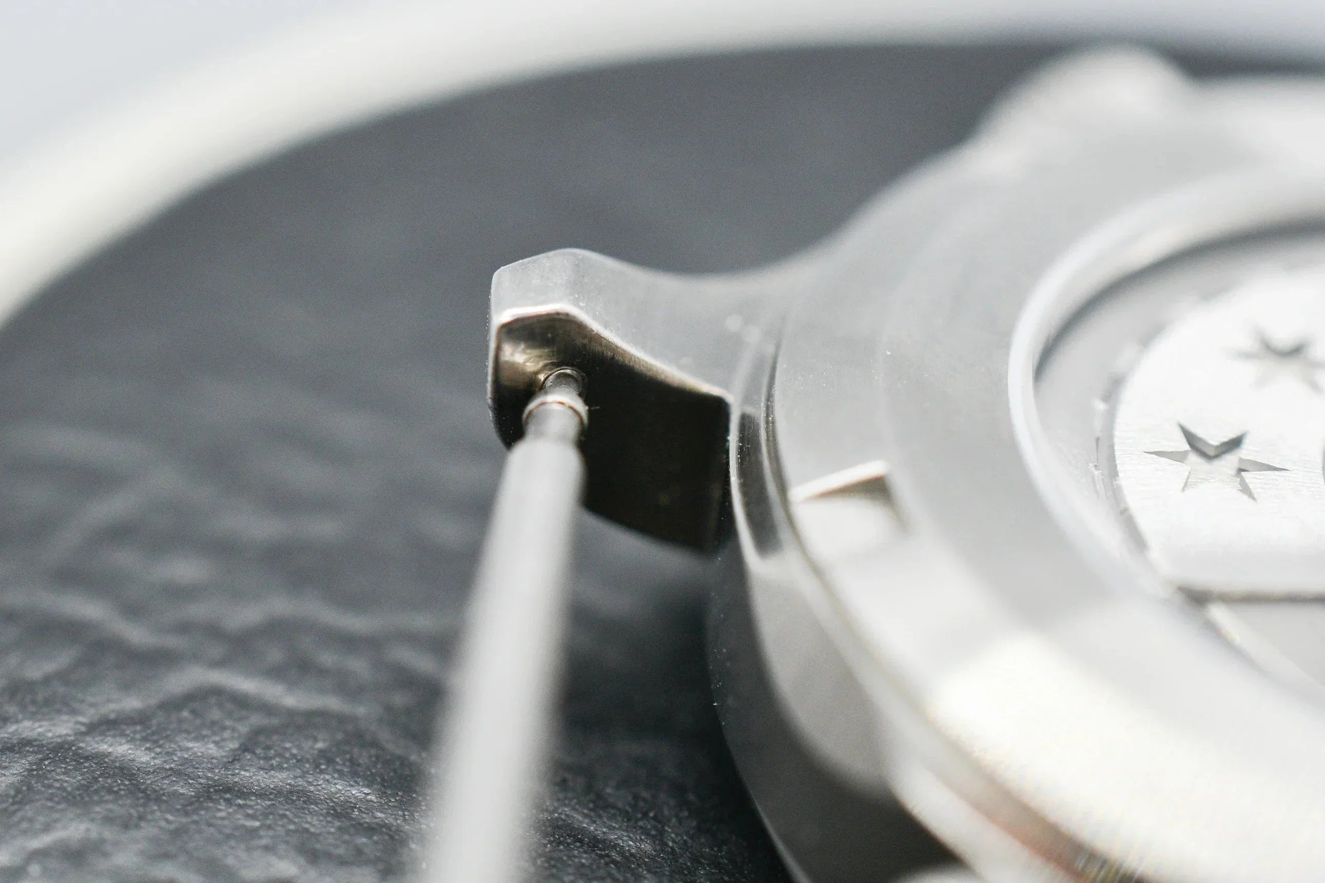 Mastering spring bars - Small parts provide great security – コントワーヌ